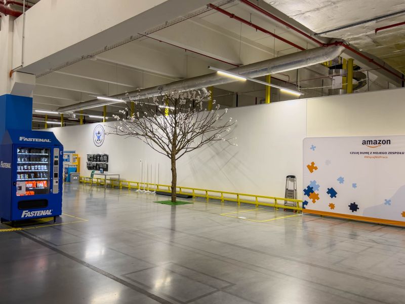 Bezlistne Drzewo Sztuczne w Firmie Amazon we Wrocławiu - ORCHIDEA